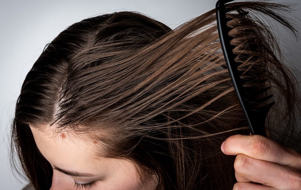 Pelo graso: consejos para combatirlo y mejores champús