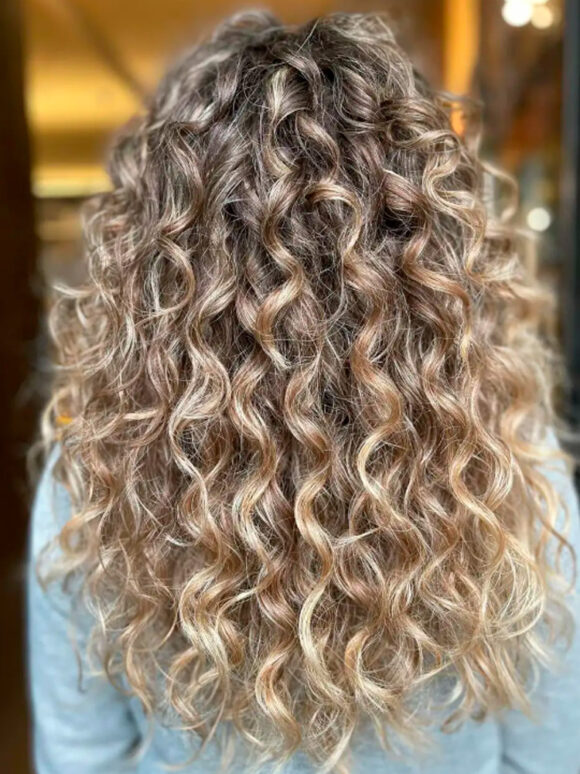 15 Tonos de Mechas Balayage que arrasan en 2025
